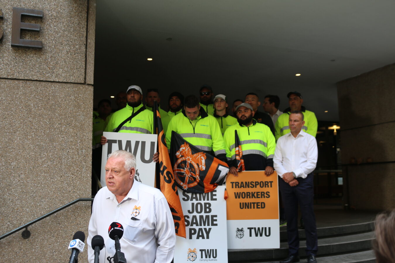CLEANAWAY: THE TWU BRINGS ON THE FIGHT - Transport Workers’ Union NSW